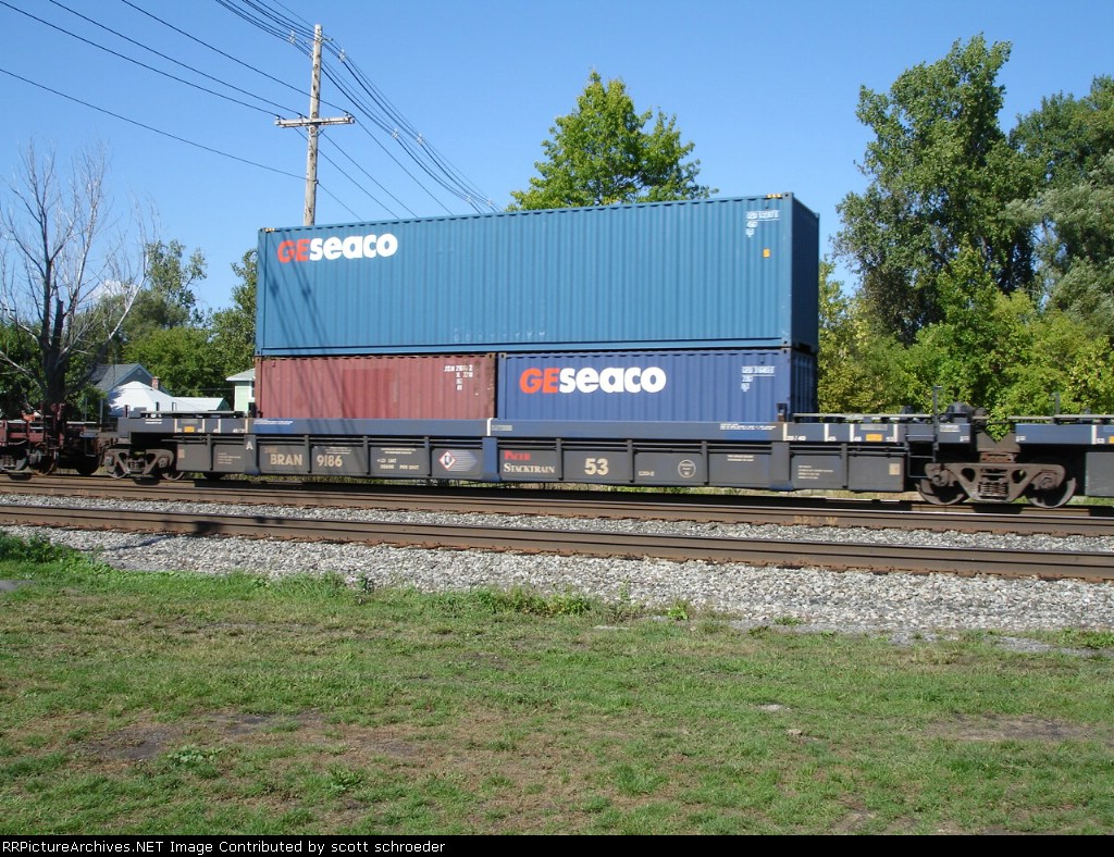 BRAN 9186A Double Stackcar w/2 GESEACO Containers EB